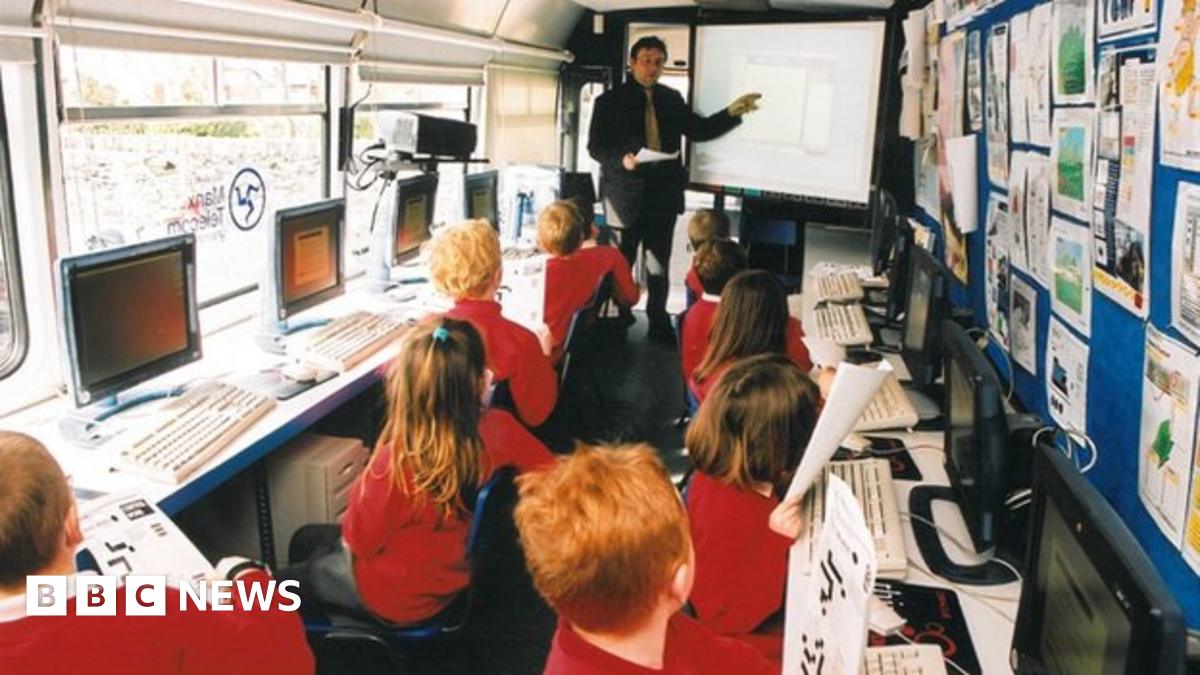 Apple names 'computer bus man' Alex Townsend as Mac innovator - BBC News