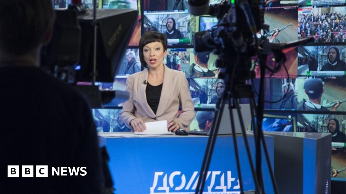 Liberal Russian TV Dozhd fights closure amid boycott - BBC News