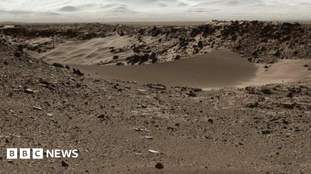 Nasa's Curiosity Mars rover looks to 'jump' sand dune - BBC News