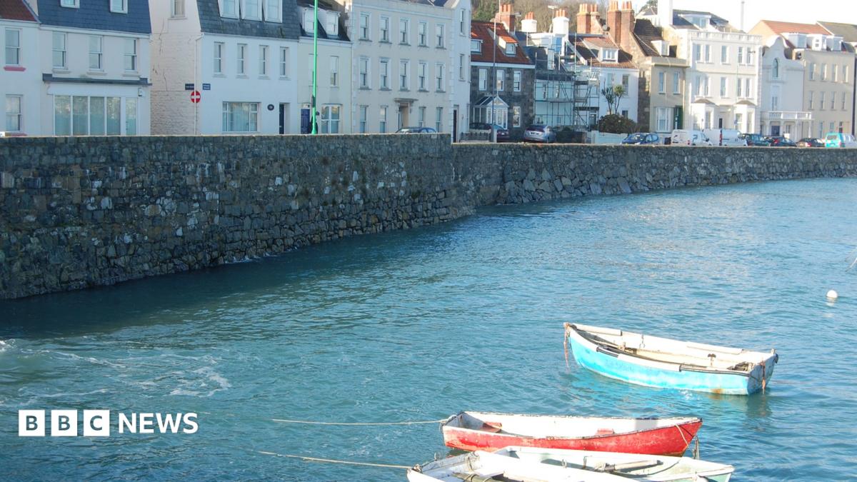 Young people in Guernsey 'are desperate to leave' - BBC News