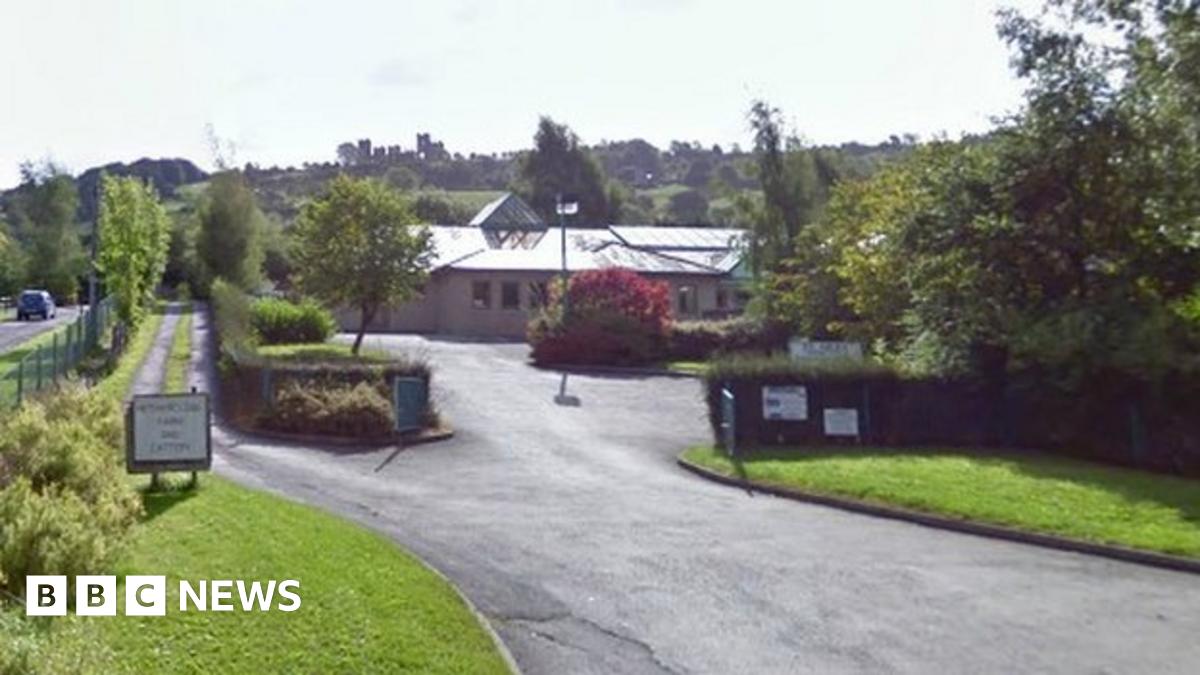 Head teacher removed from failing Matlock school - BBC News