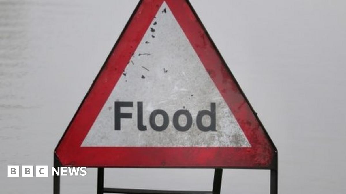South Croydon flooding declared a 'major incident' - BBC News