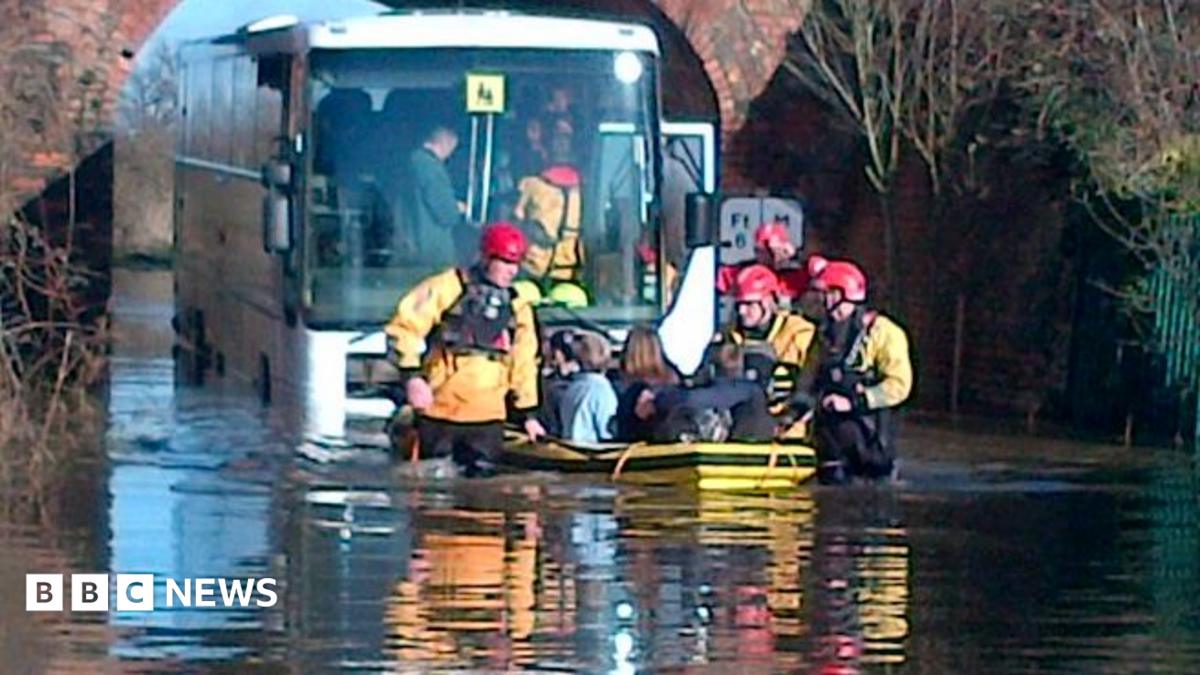 Oxfordshire schoolchildren trapped on flood-hit bus - BBC News