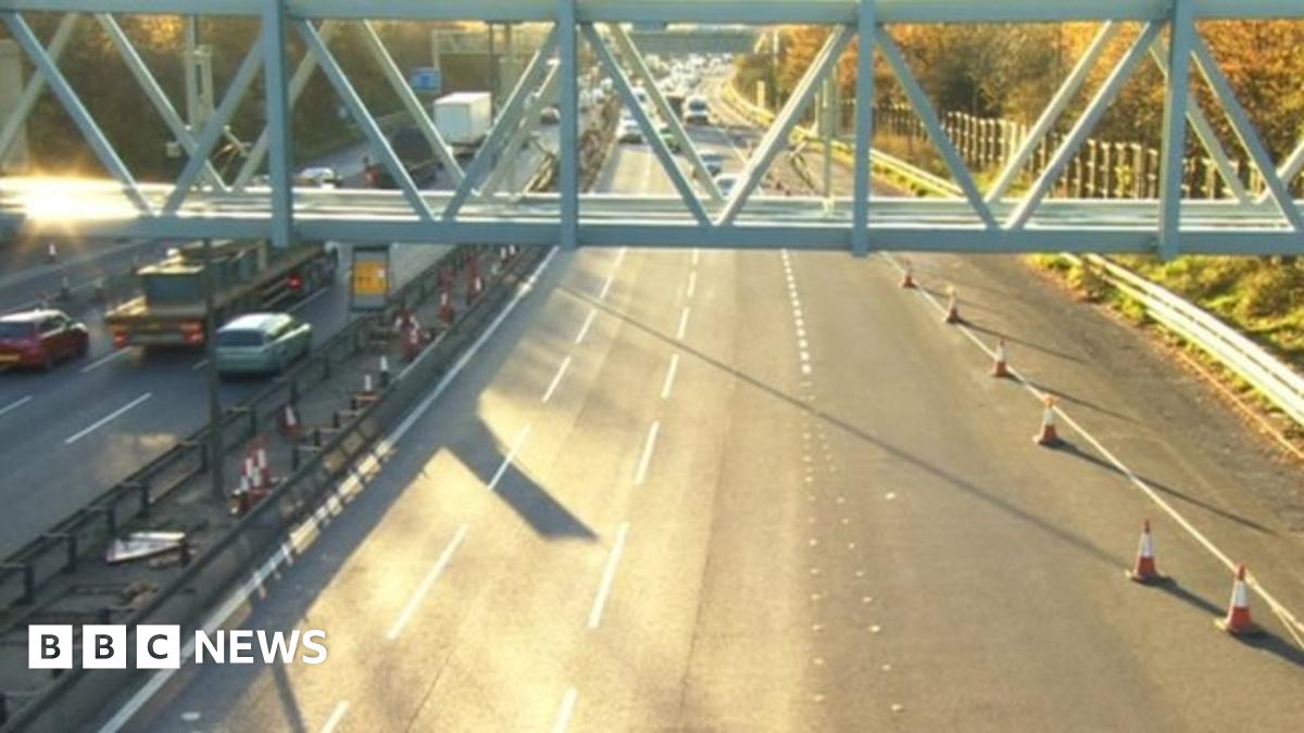 Tree falls on to lorry on M6 motorway in Staffordshire - BBC News