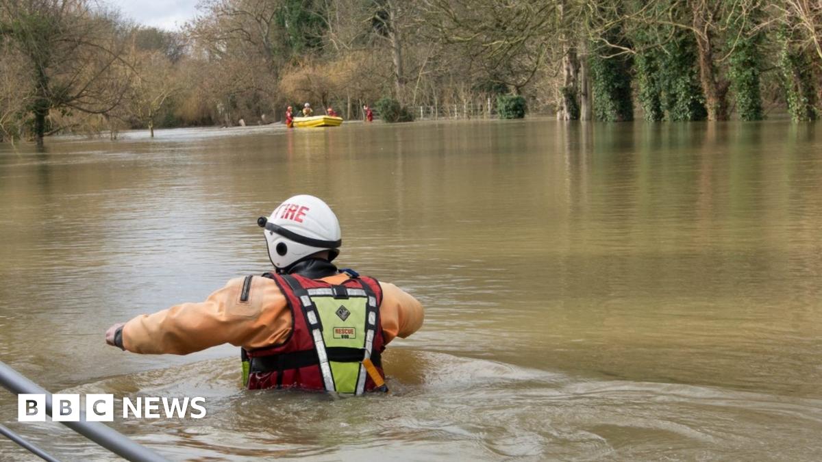 Kent and Surrey flood danger as Thames warnings upgraded - BBC News