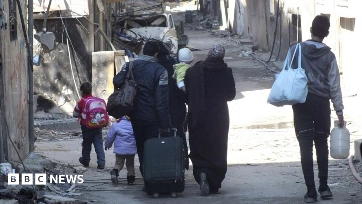 More Syrians flee besieged Homs Old City - BBC News