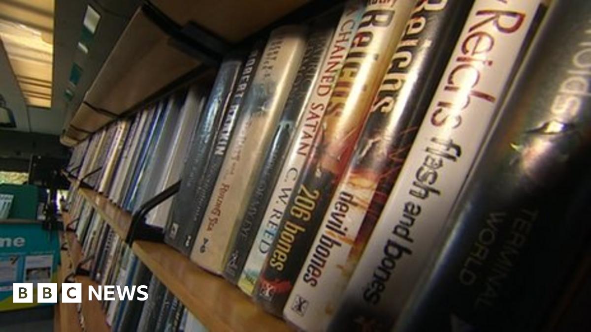 Proposal for more cuts to Isle of Wight library service - BBC News