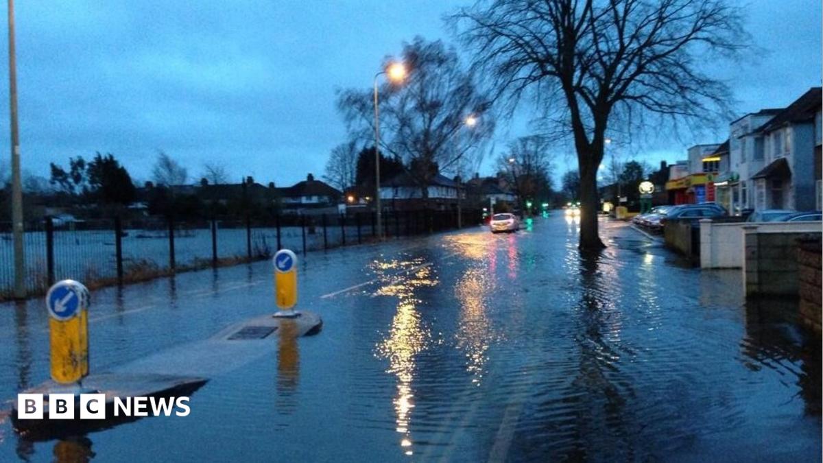 UK floods: Major Oxford route shut for second time - BBC News