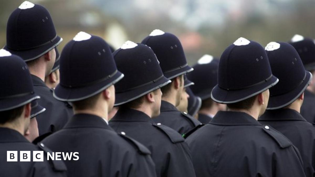 High-ranking police officers censured for data breaches - BBC News