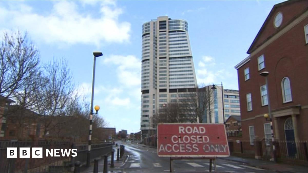 UK storms: Strong winds shut Bridgewater Place - BBC News