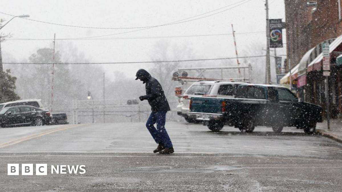 US 'catastrophic' ice storm rolls north - BBC News