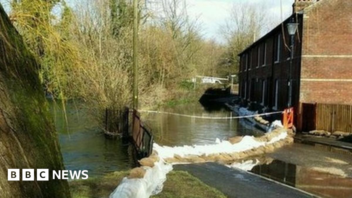 Winchester residents battle against rising flood water - BBC News