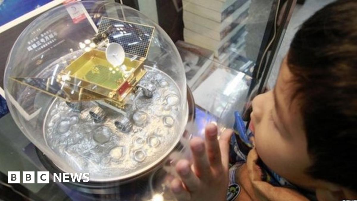 Adoring fans cheer on Jade Rabbit Moon rover - BBC News