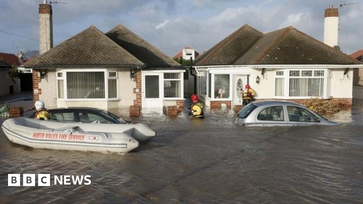 Mayor's call to remember Rhyl flood victims - BBC News