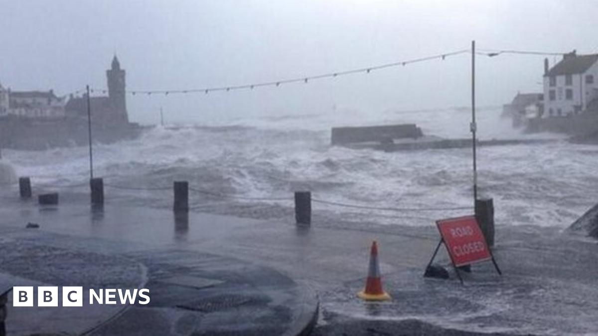 UK storm: Rain and winds batter Devon and Cornwall - BBC News