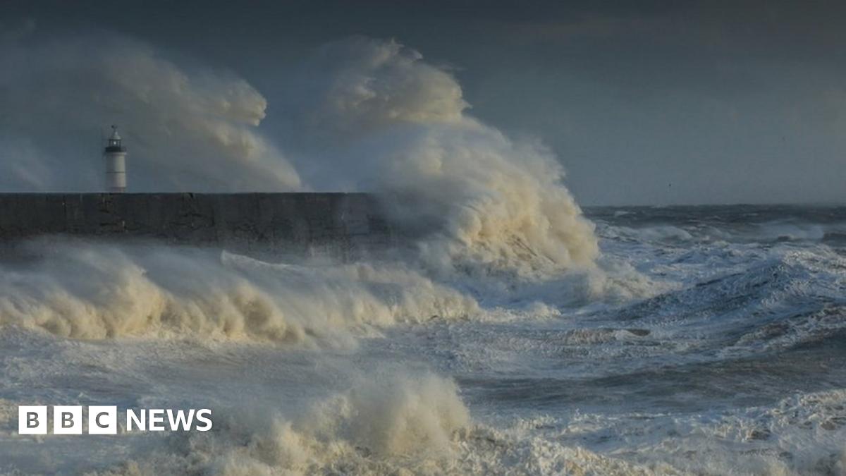 In pictures: Aftermath of storms - BBC News