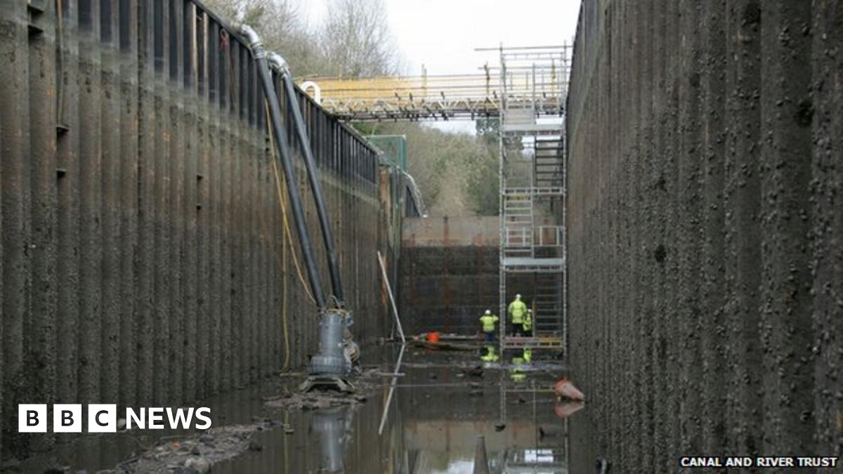 Sprotbrough Lock drained for gate replacement - BBC News