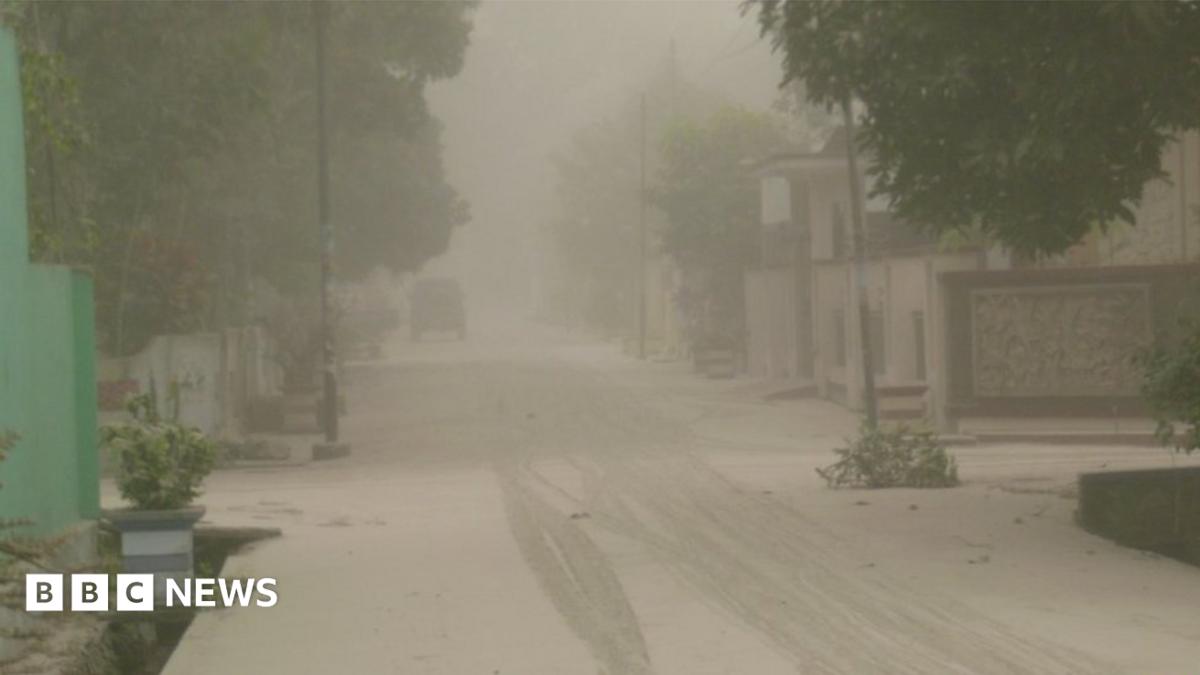 Java volcano: Reactions from Kediri to Bandung - BBC News