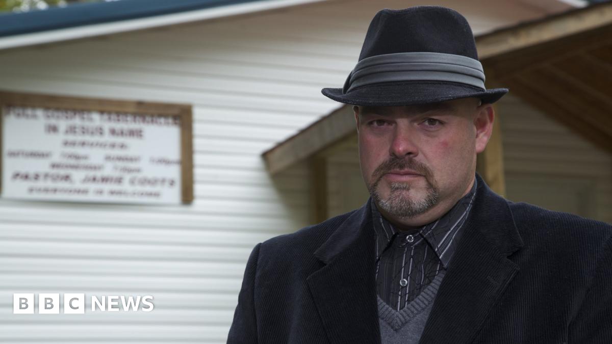 Snake Salvation pastor dies from snake bite - BBC News