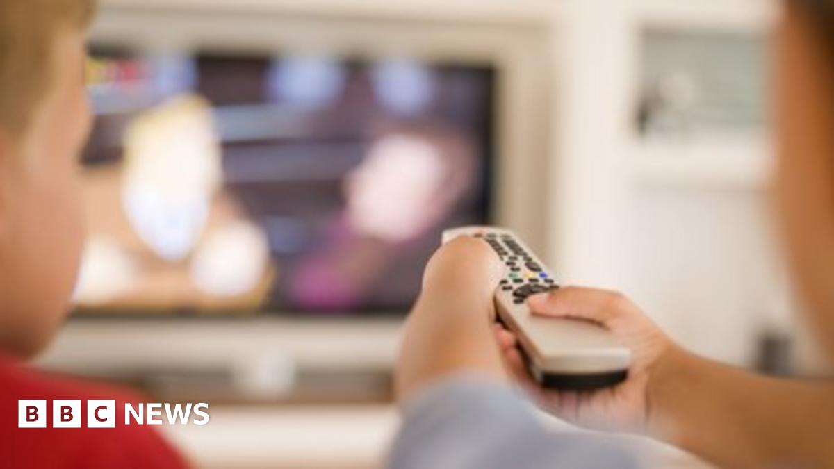 Viewers prefer TV sets over mobile devices - BBC News