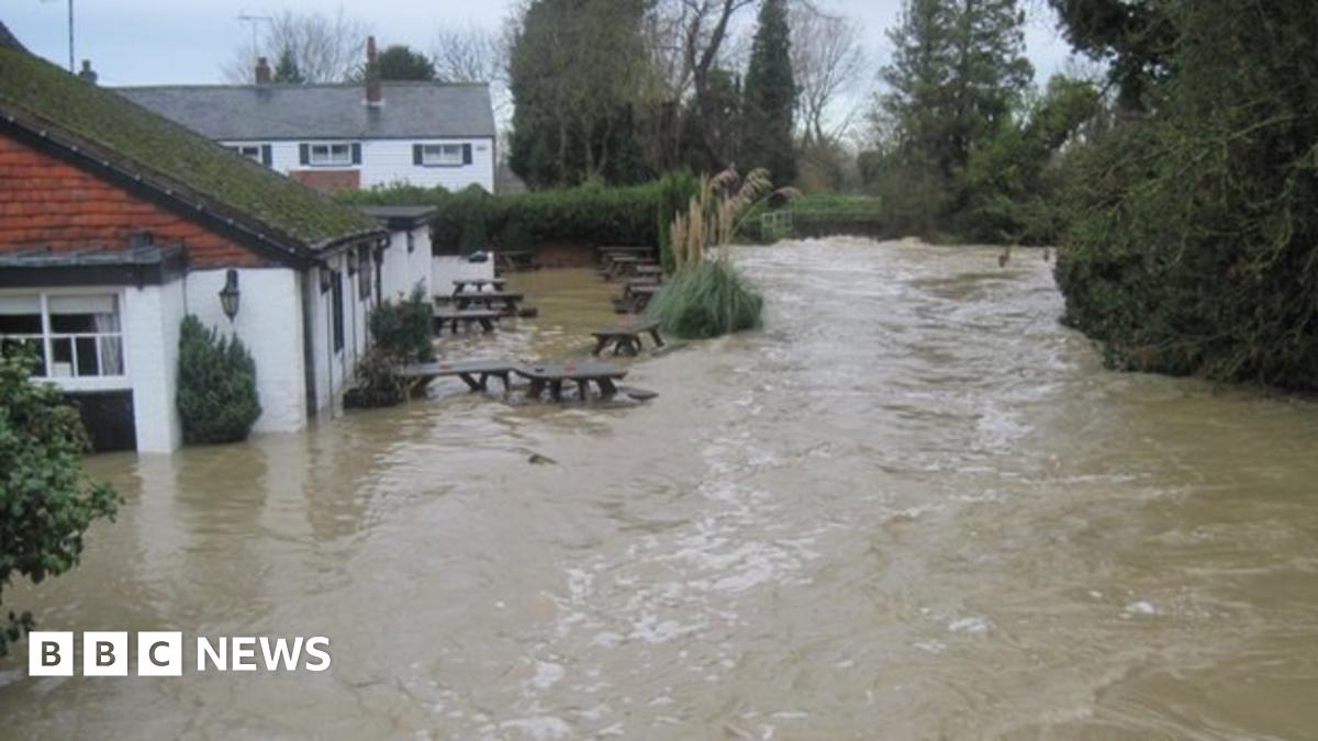 UK floods: How one woman held back the water - BBC News