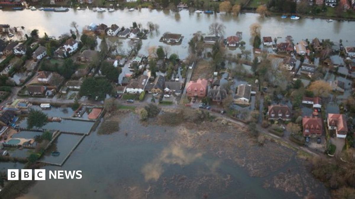 Windsor to rethink housing plans for flood risk areas - BBC News