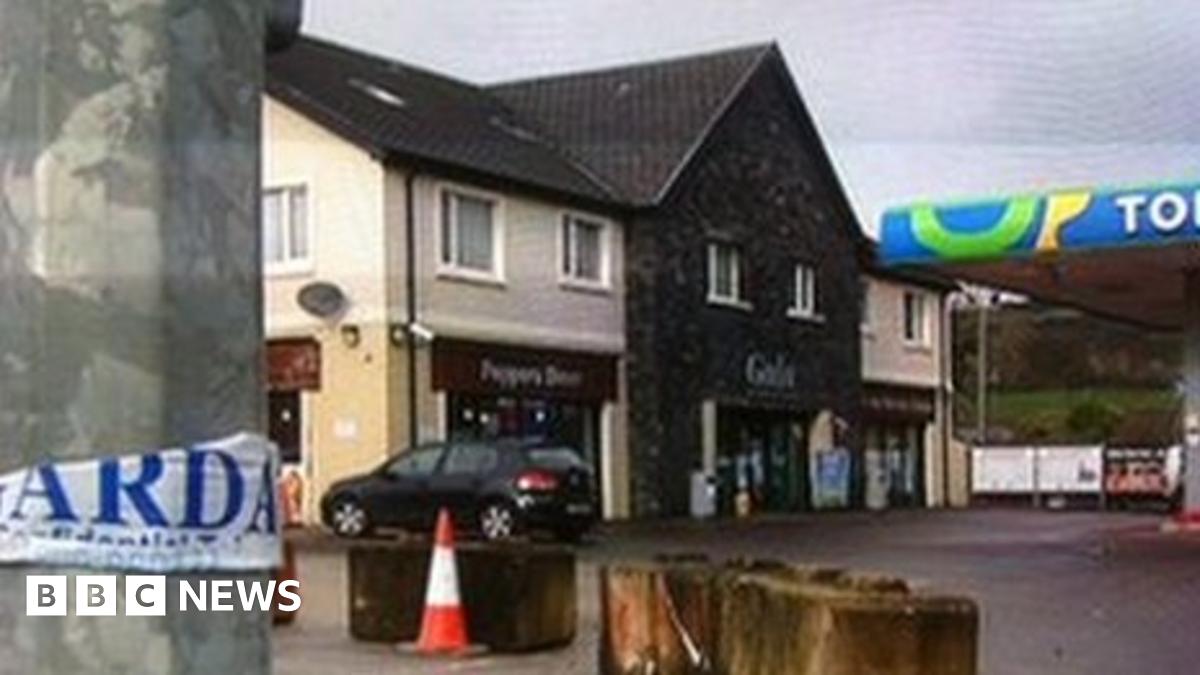 Two Irish soldiers arrested over Donegal pipe bomb - BBC News