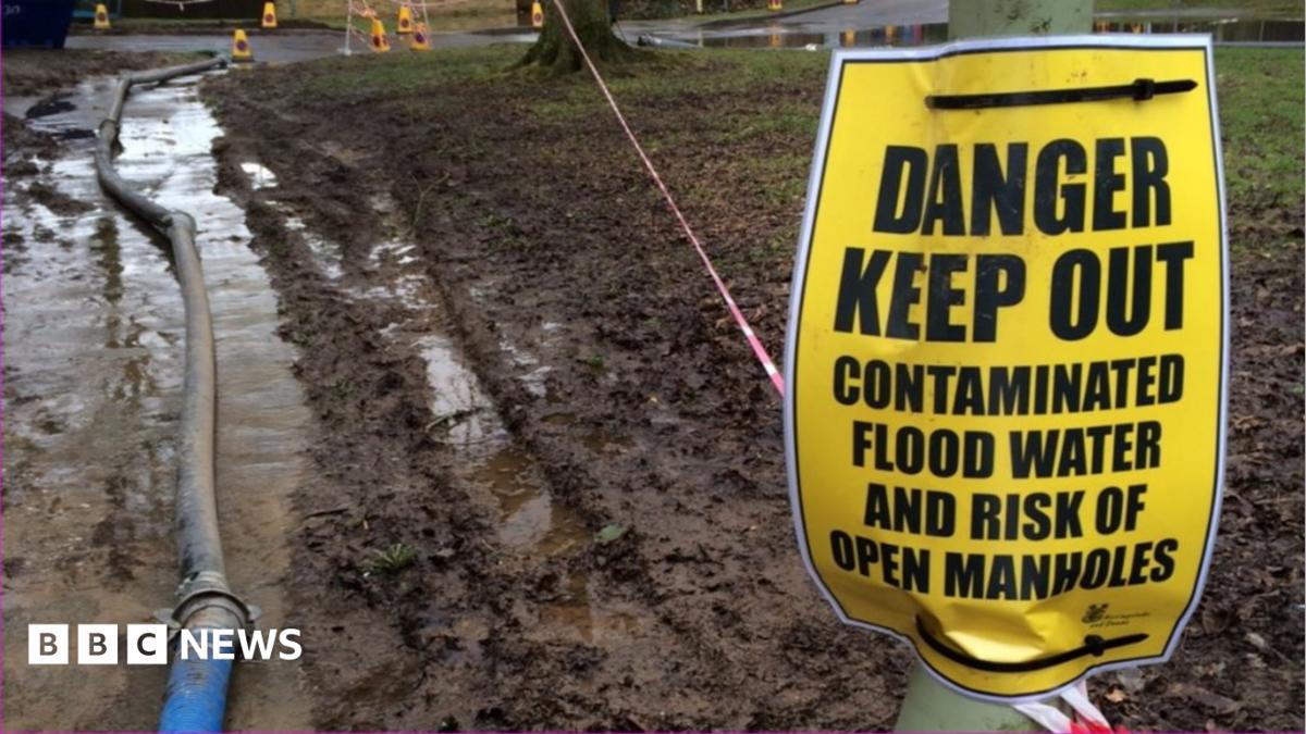 UK floods: Buckskin sewage contamination continues - BBC News