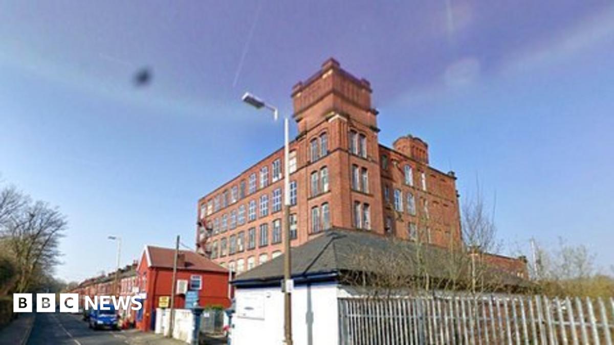 Dukinfield New Mill: Storm-damaged building demolition starts - BBC News