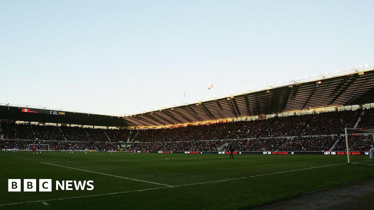 Middlesbrough smoke bomb fans banned until 2017 - BBC News