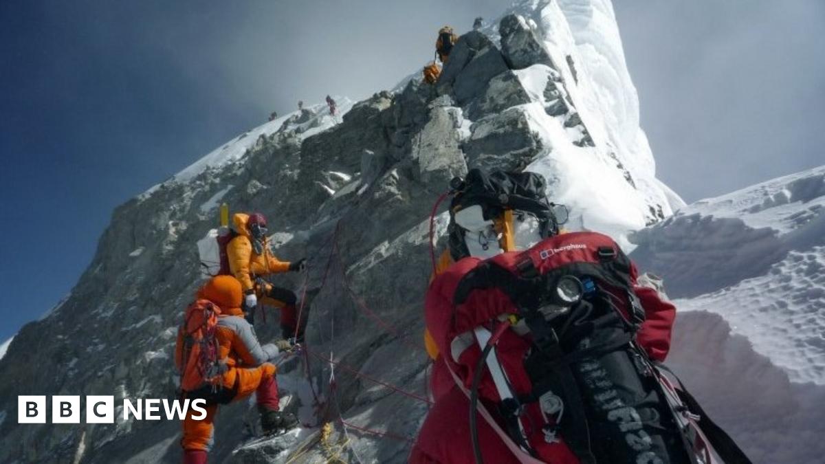 Everest avalanche kills at least 12 Sherpa guides - BBC News