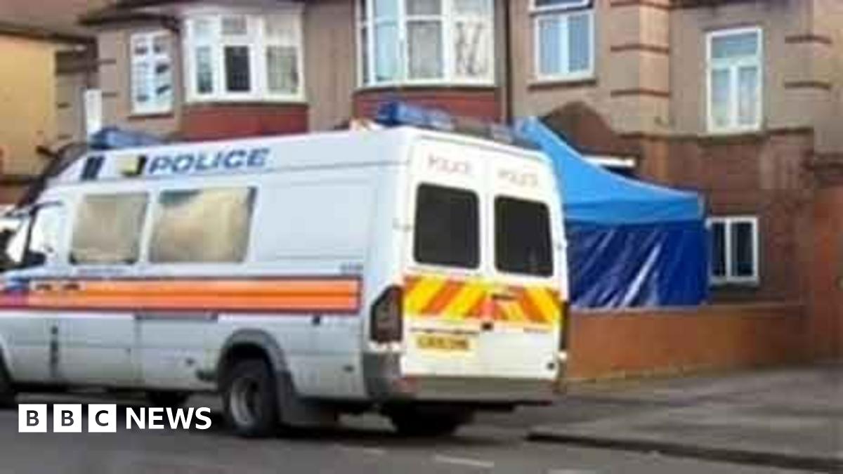 'Crystal meth factory' found in suburban London house - BBC News