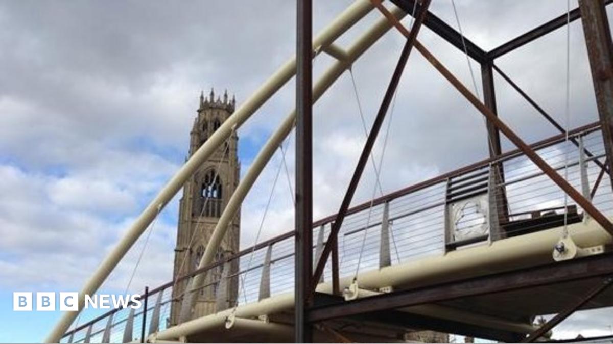 Boston's new St Botolph's Bridge lifted into place - BBC News