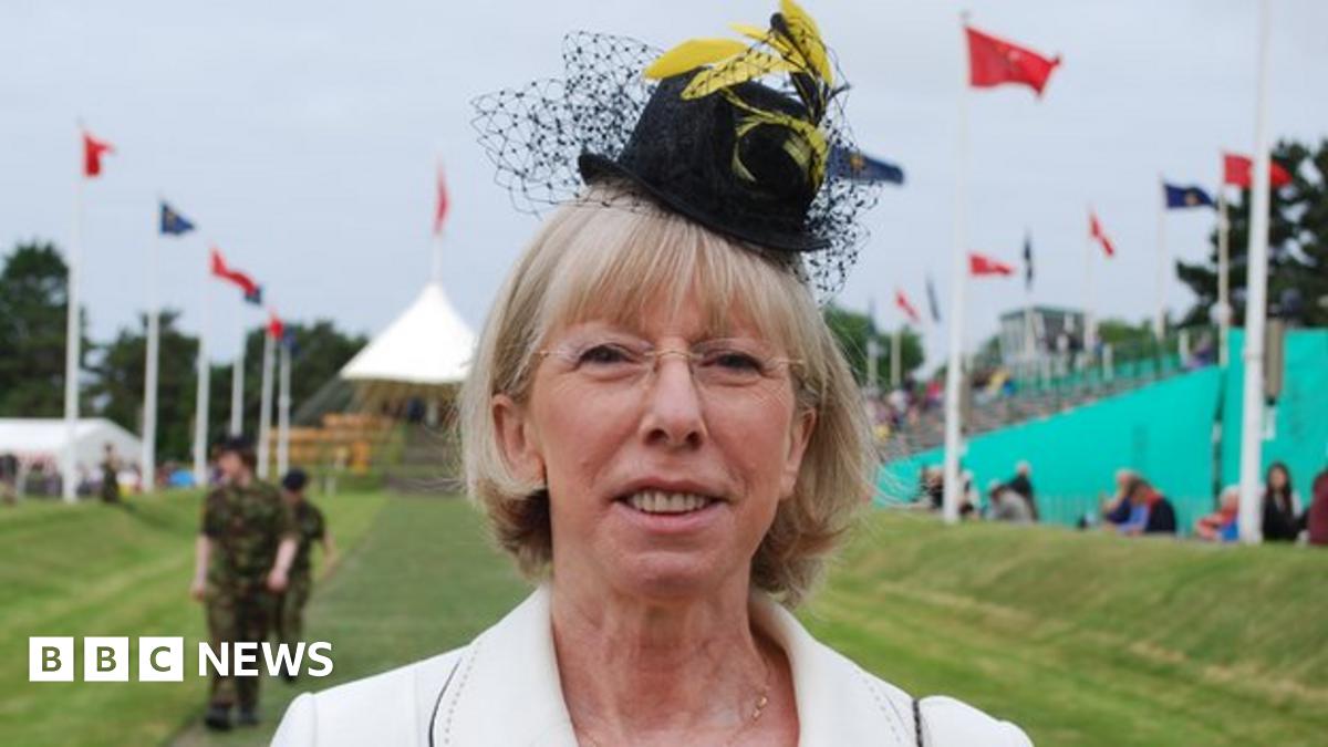 Kate Beecroft succeeds Peter Karran as Liberal Vannin leader - BBC News