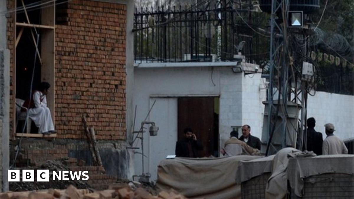 Pakistan bomb kills two outside Iran's Peshawar consulate - BBC News