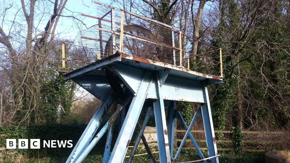 Point of Ayr Colliery memorial for Ffynnongroyw miners - BBC News