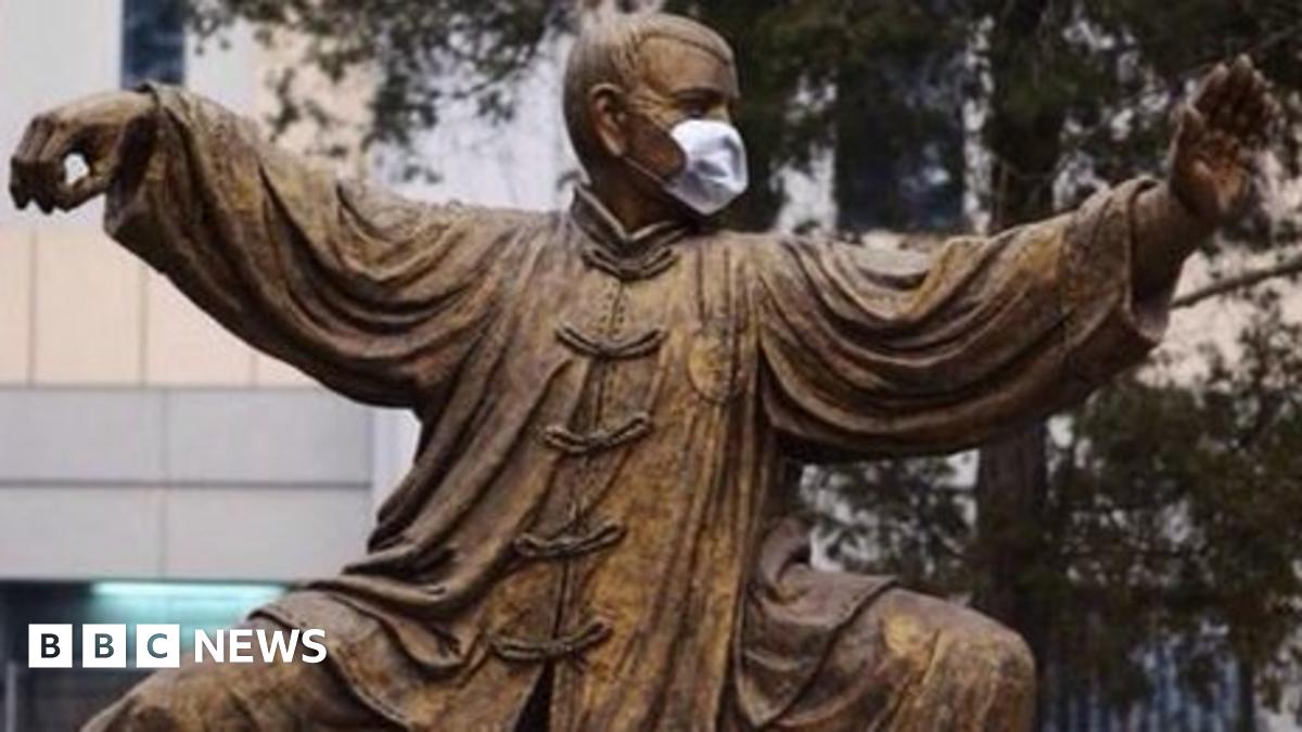 China: Statues get face masks to battle smog - BBC News