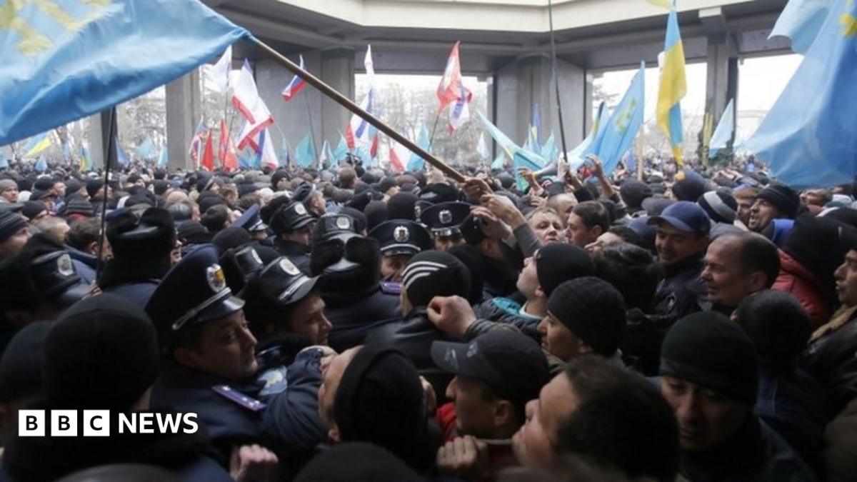 Ukraine Crimea: Rival rallies confront one another - BBC News