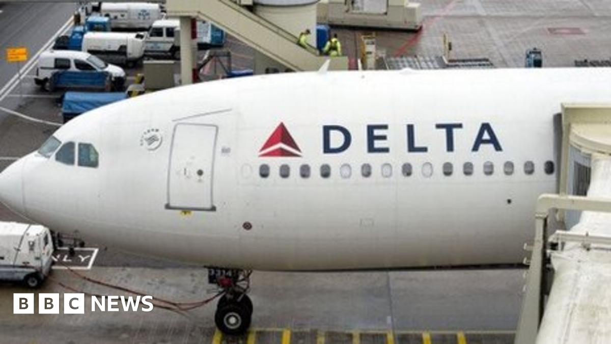 Breastfeeding tweet burns Delta Airlines - BBC News