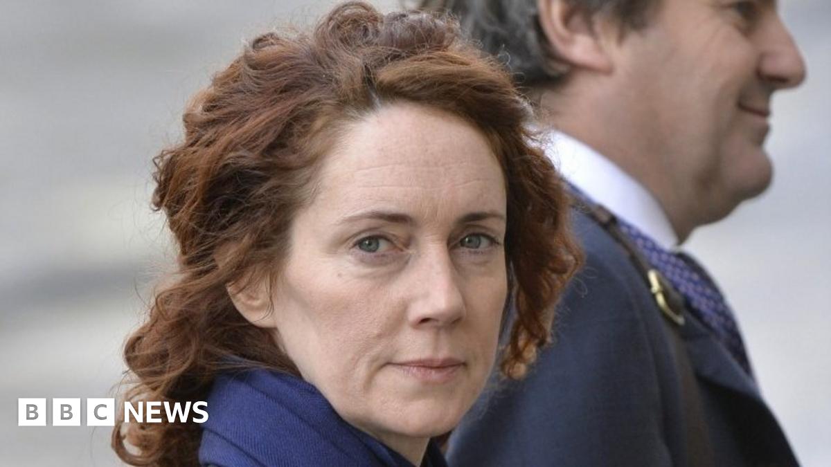 Phone-hacking trial: Brooks 'agreed payments to officials' - BBC News