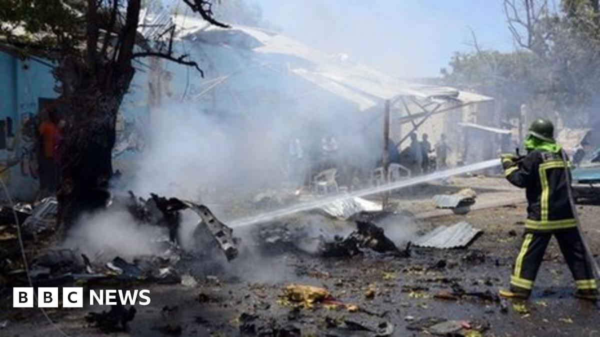 Somalia's Mogadishu city hit by car bomb blast - BBC News