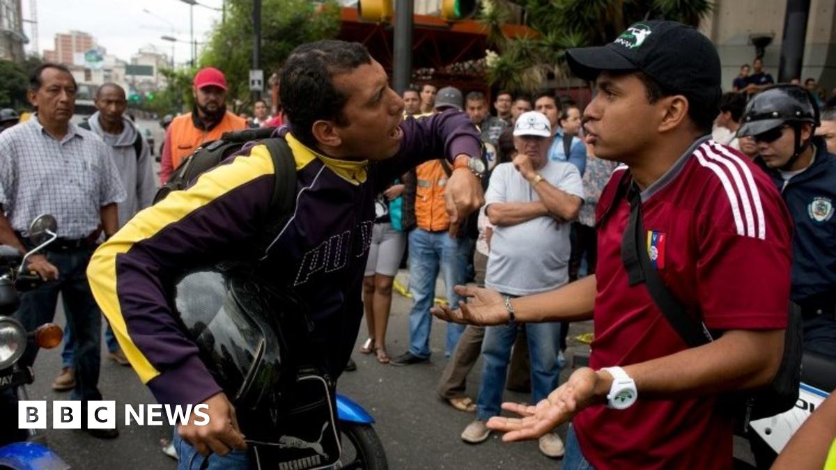 Street blockades divide opinion in Venezuela - BBC News