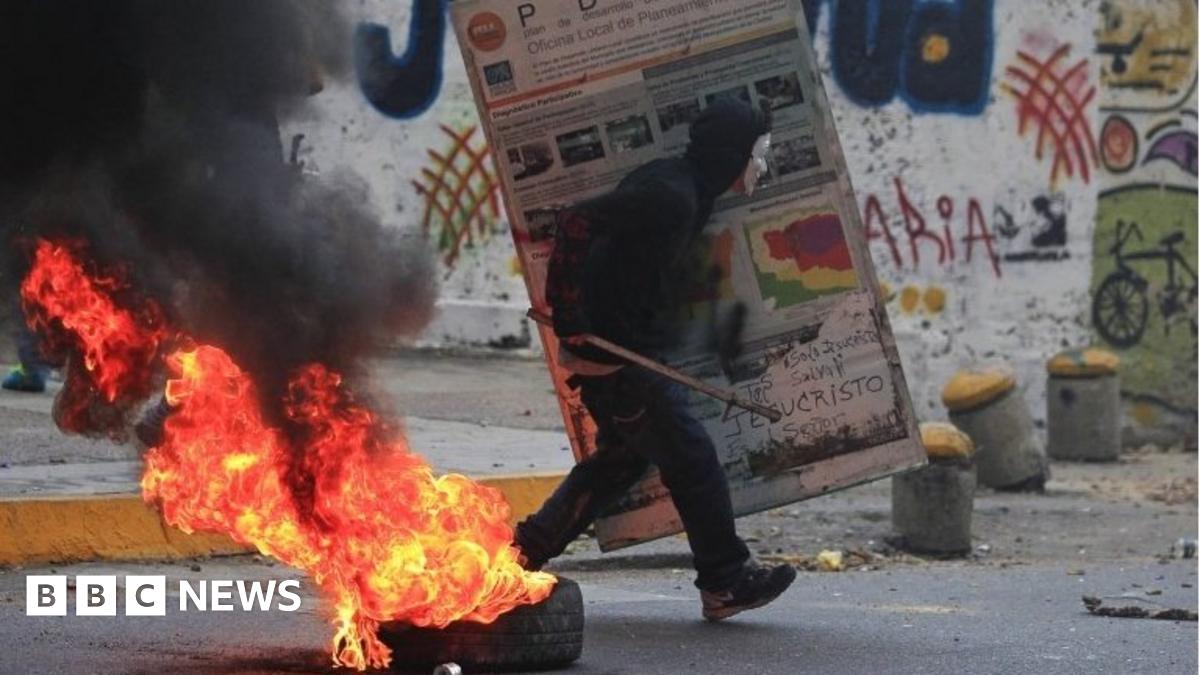 Venezuela student protest in Caracas ends in clashes - BBC News