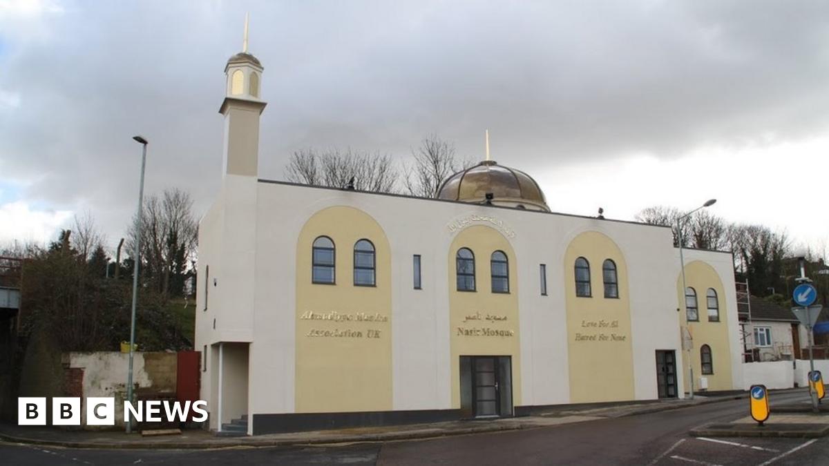 Police investigate Kent and London mosque visits - BBC News