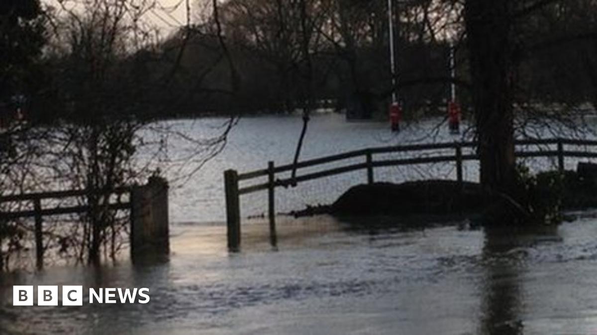 Oxford flood forum takes place in Osney Mead - BBC News