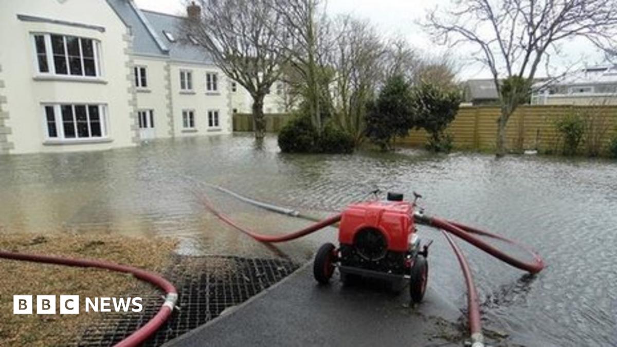 Guernsey coastal flooding 'expected' - BBC News