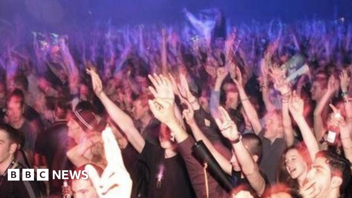 Bedfordshire Police monitor Meppershall illegal rave - BBC News
