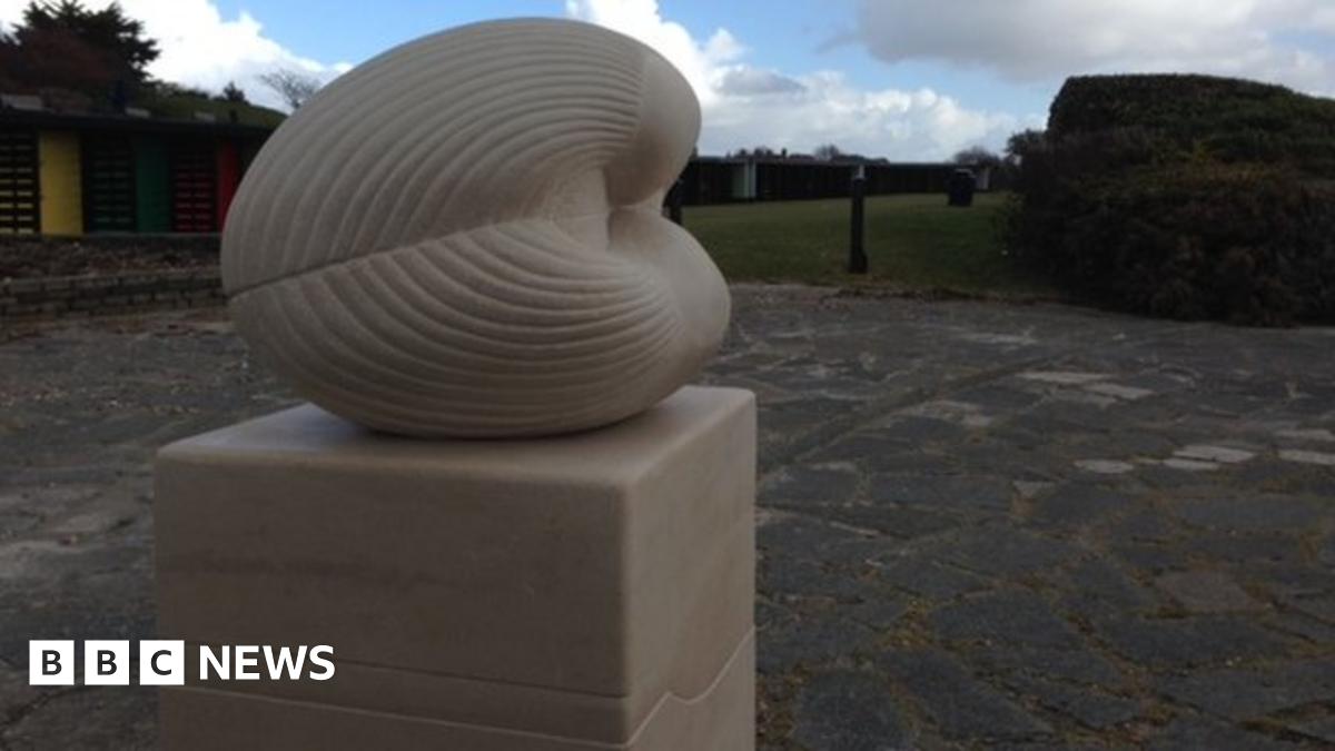 Shipwrights Way sculptures unveiled in Hampshire - BBC News