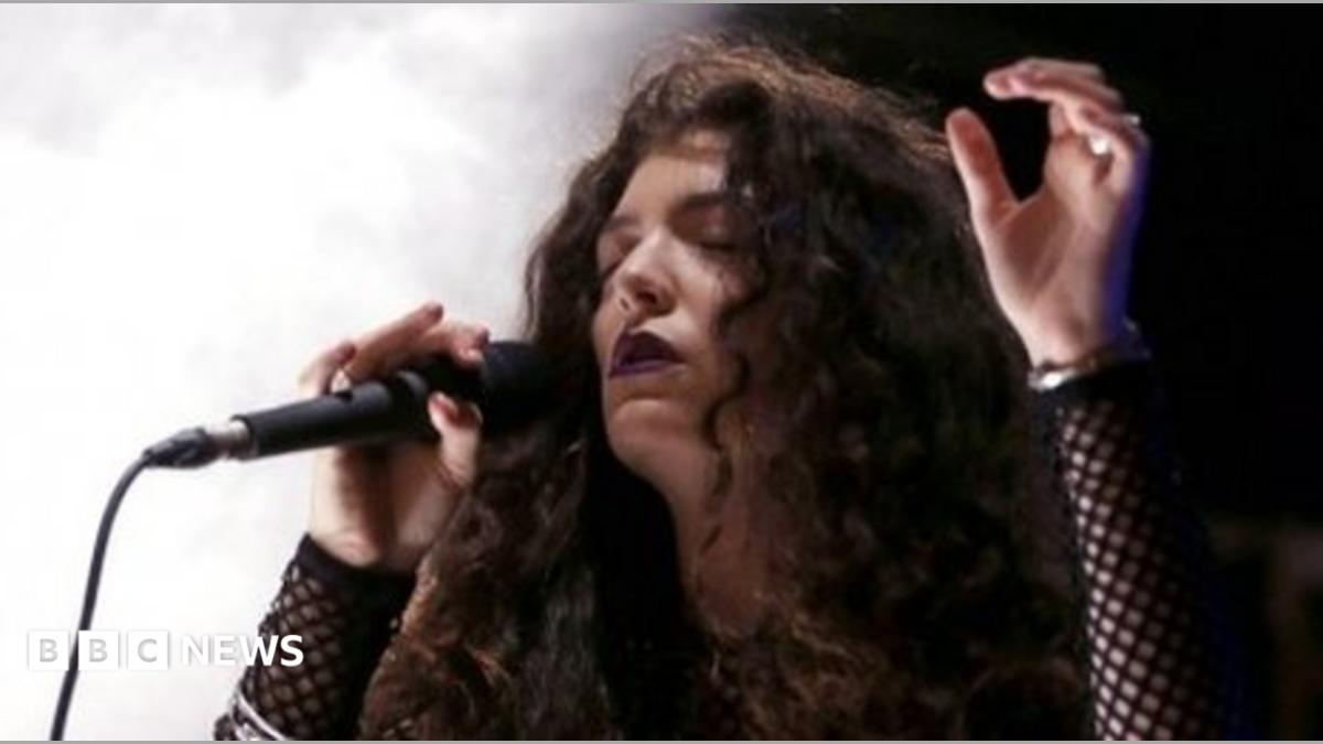 Lorde debut album Pure Heroine breaks one million sales - BBC News
