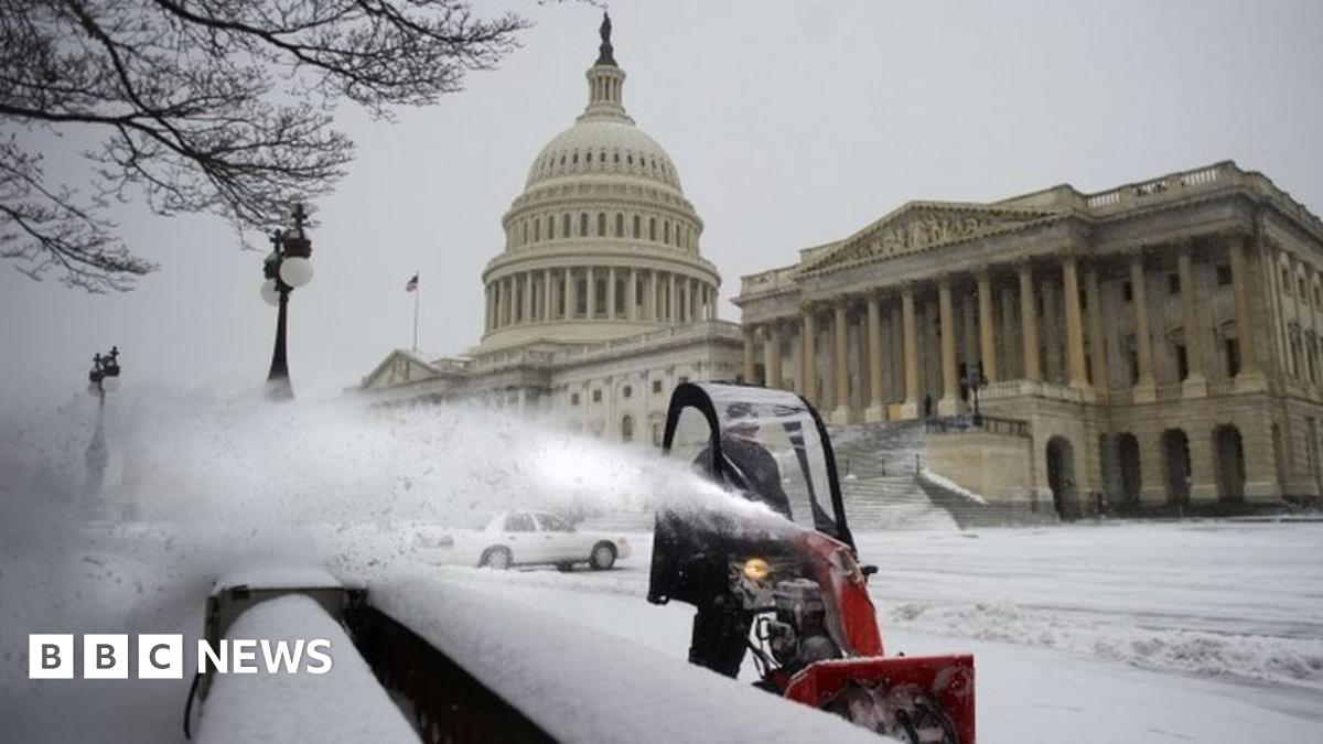 Fast-falling snow storm hits US East Coast - BBC News